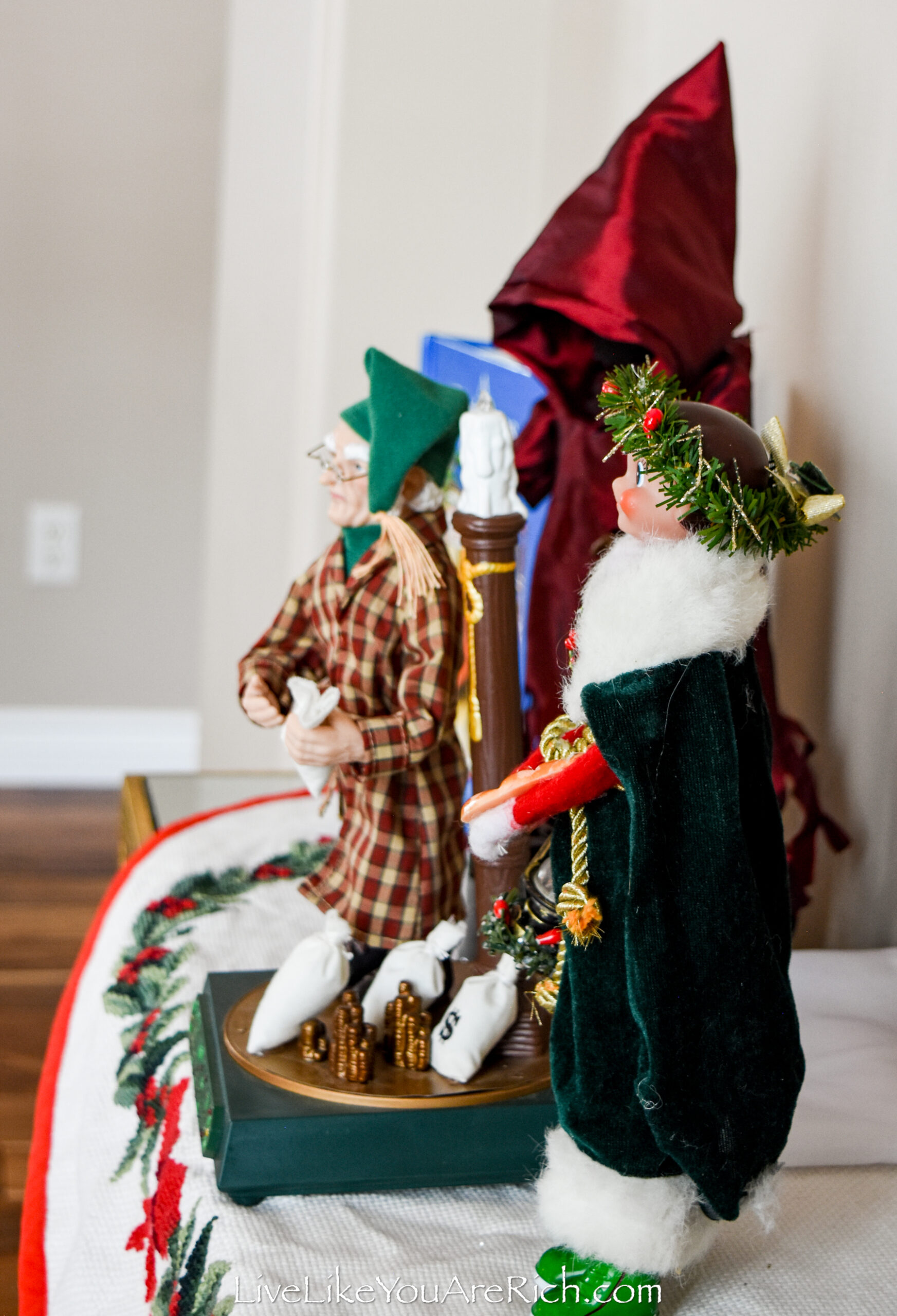 Elf on the Shelf_ A Christmas Carol-18 - Live Like You Are Rich