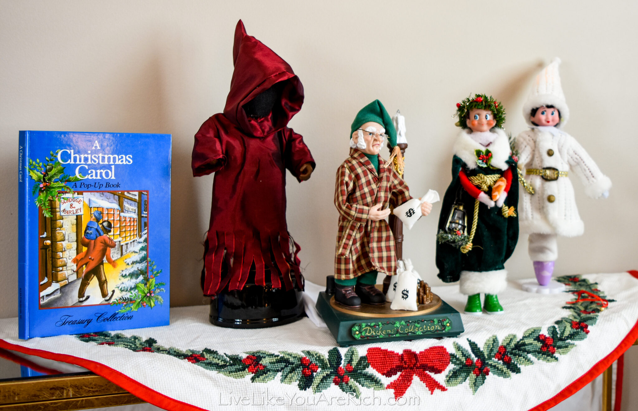 Elf on the Shelf_ A Christmas Carol-32 - Live Like You Are Rich