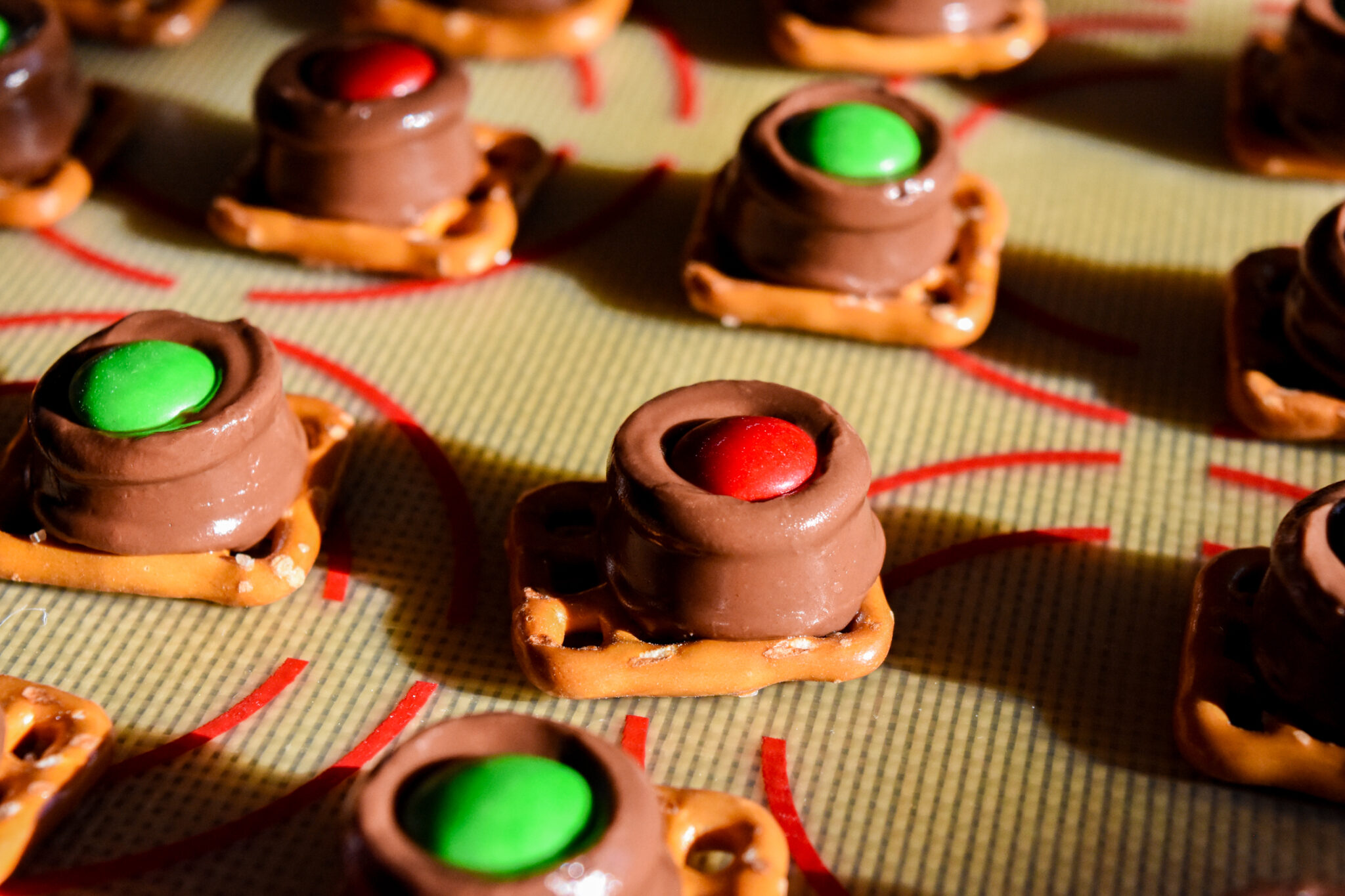 How to Make M&M and Rolo Pretzels - Live Like You Are Rich