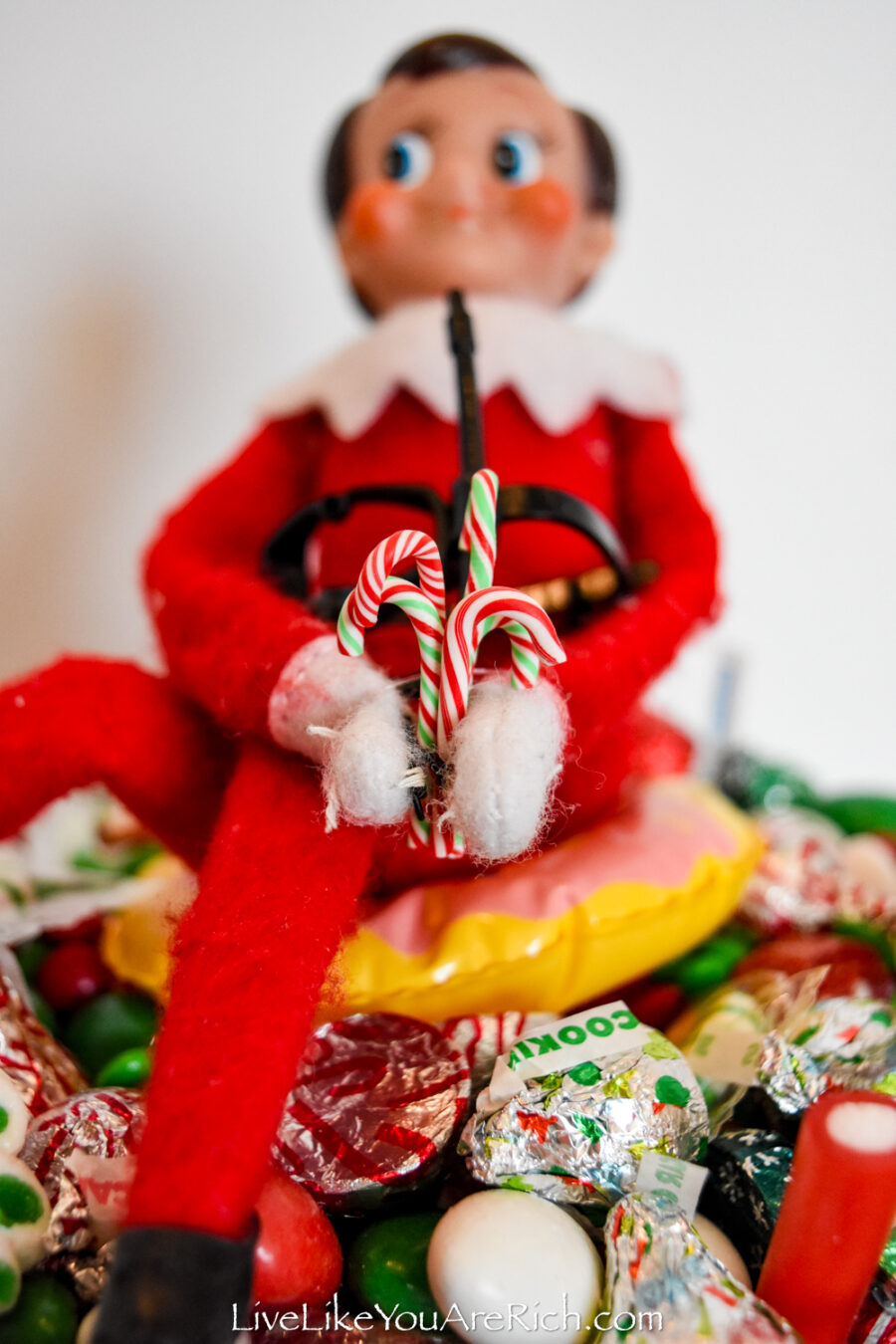 Elf on the Shelf: Christmas Candy Dive - Live Like You Are Rich