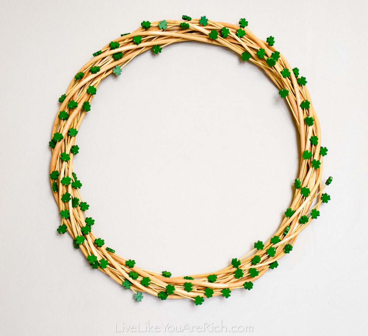43 Modern and Simple St. Patrick's Day Wreaths - Live Like You Are Rich